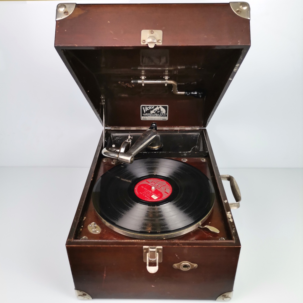 Leilão 229 - Arte e Antiguidades: ‹42.› VITROLA ANTIGA